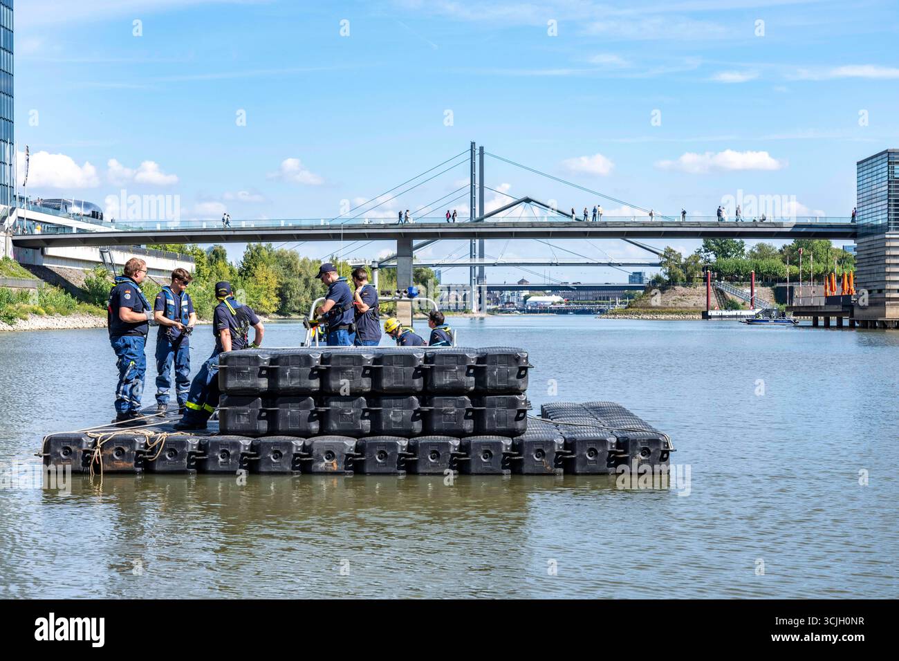 Transport einer Schwimmplattform mit dem Jet-Float-System, dies kann ...