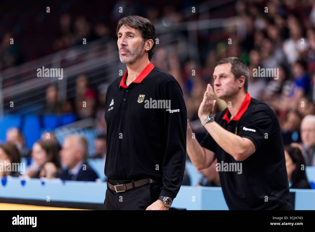 Alex Mumbru (Bundestrainer Deutschland), im Hintergrund applaudiert Alan Ibrahimagic (Co-Trainer ...