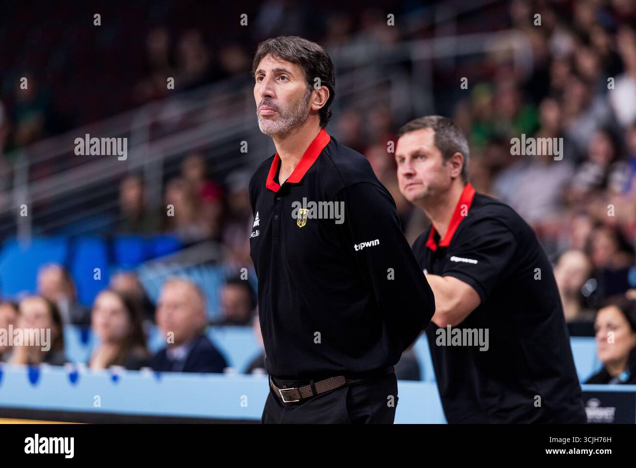 Alex Mumbru (Bundestrainer Deutschland), im Hintergrund applaudiert Alan Ibrahimagic (Co-Trainer ...