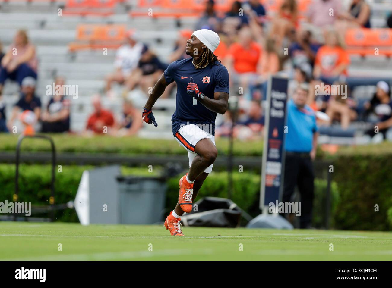 Auburn wide receiver Eric Singleton Jr. (1) warms up prior to an NCAA ...