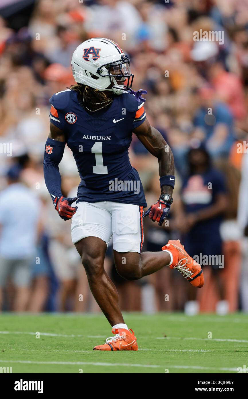 Auburn wide receiver Eric Singleton Jr. (1) warms up prior to an NCAA ...