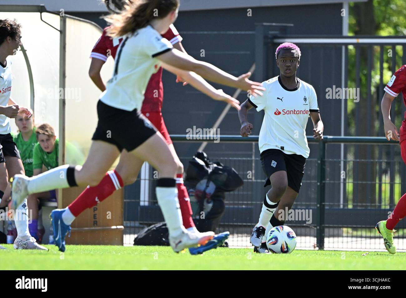 Lattus, Emma (B. Mönchengladbach) mit Ball am Fuß, 07.09.2025 ...