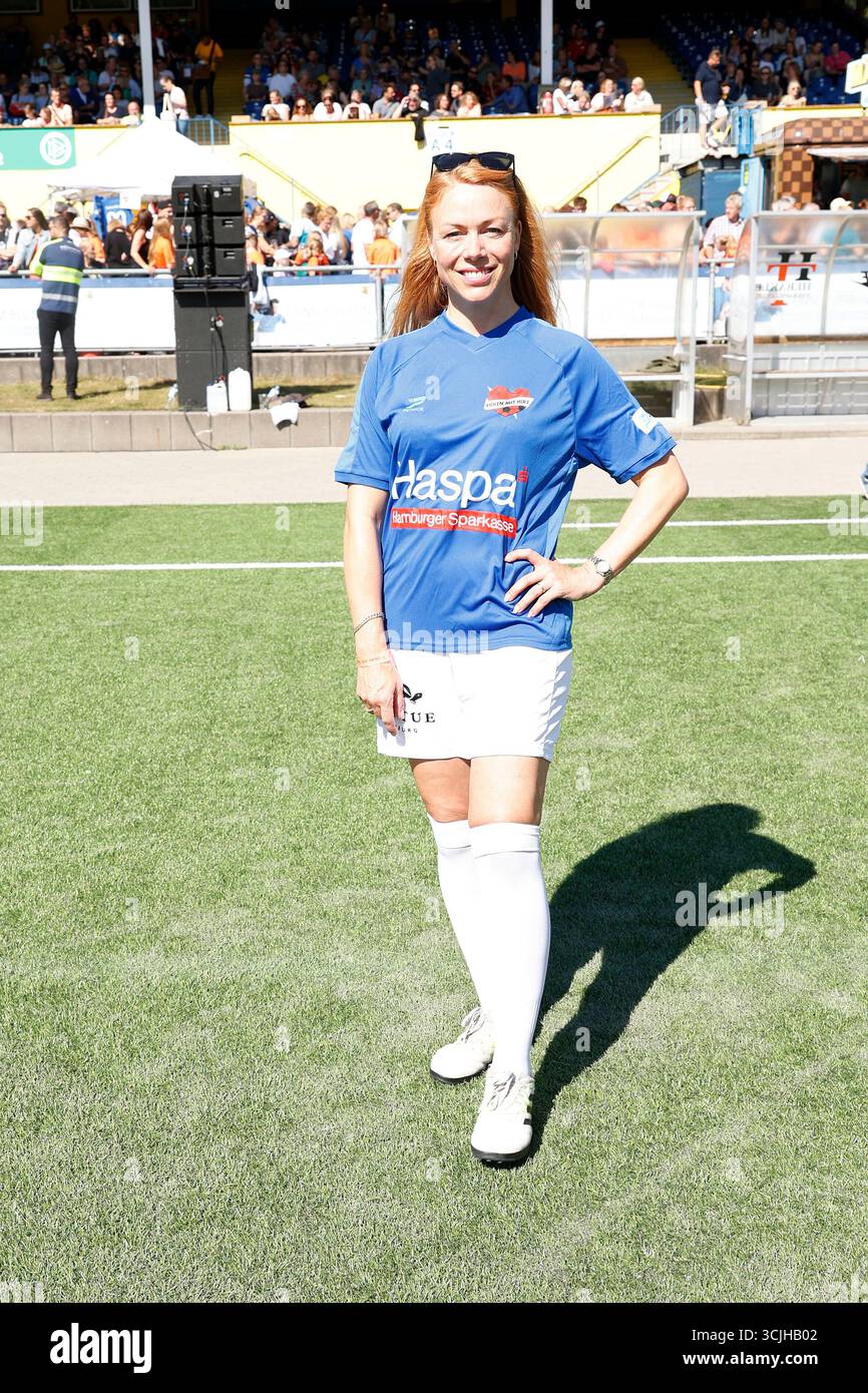 Esther Roling beim Benefiz Fussballspiel "Kicken mit Herz" zugunsten ...