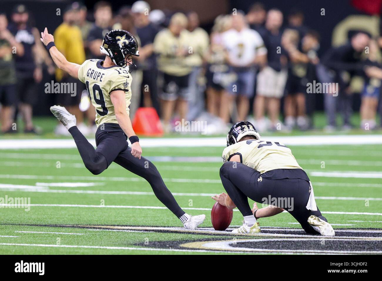 New Orleans Saints place kicker Blake Grupe (19) work out during ...
