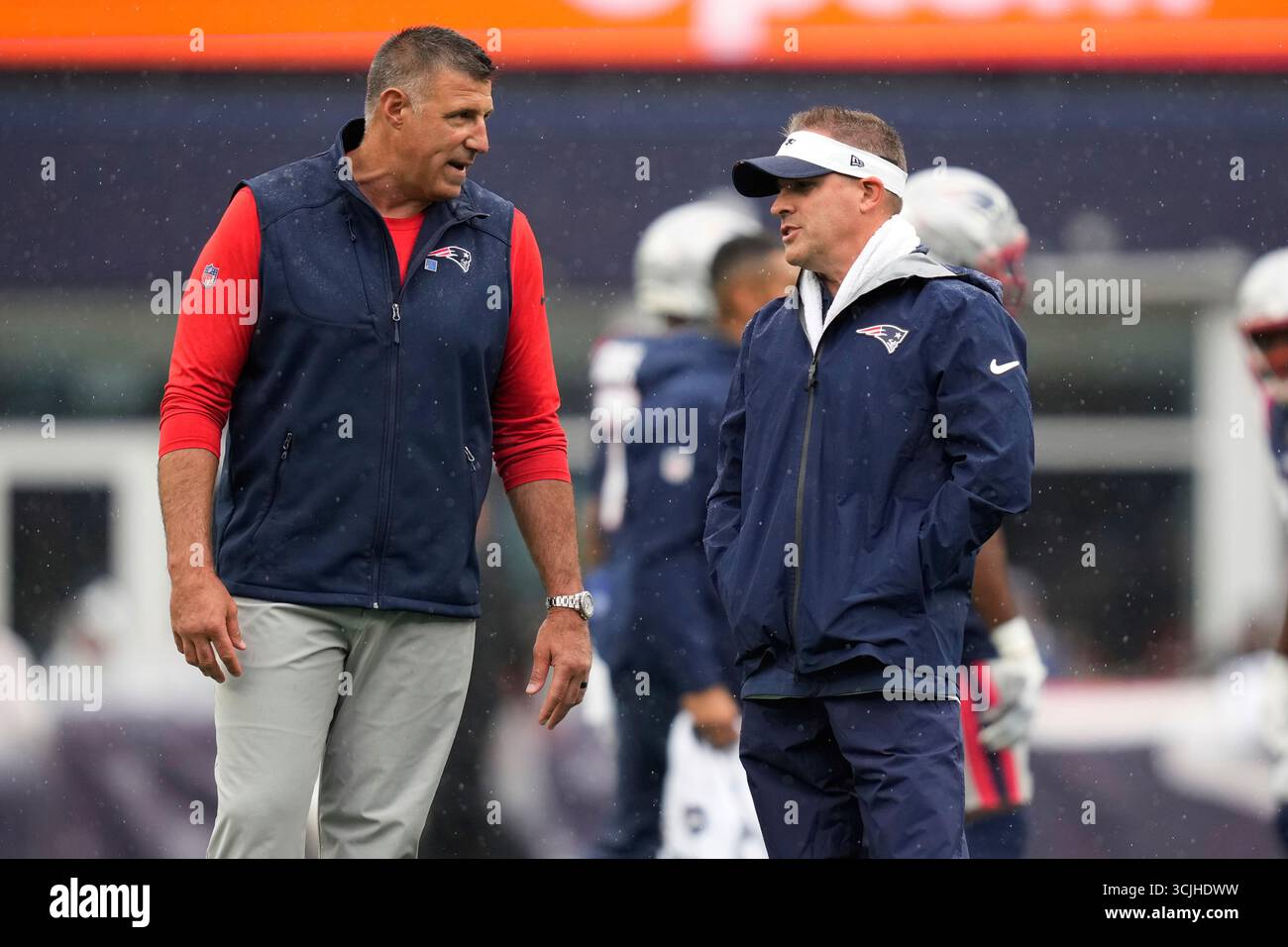 New England Patriots head coach Mike Vrabel, left, speaks with ...