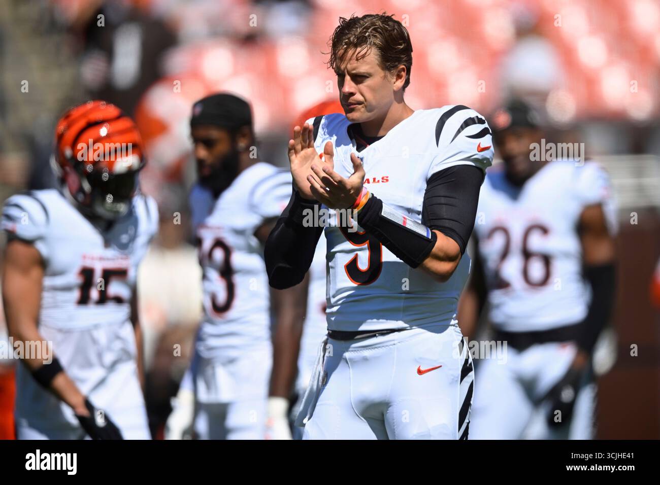 Cincinnati Bengals quarterback Joe Burrow (9) warms up before an NFL ...