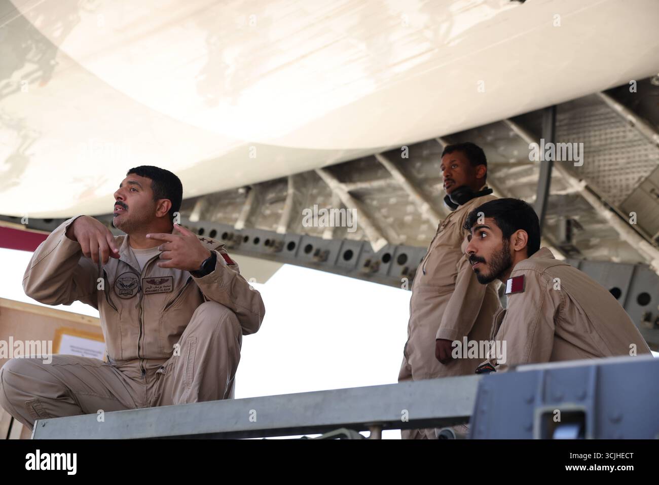 Qatari Air Force personnel unload humanitarian aid shipment at Damascus ...