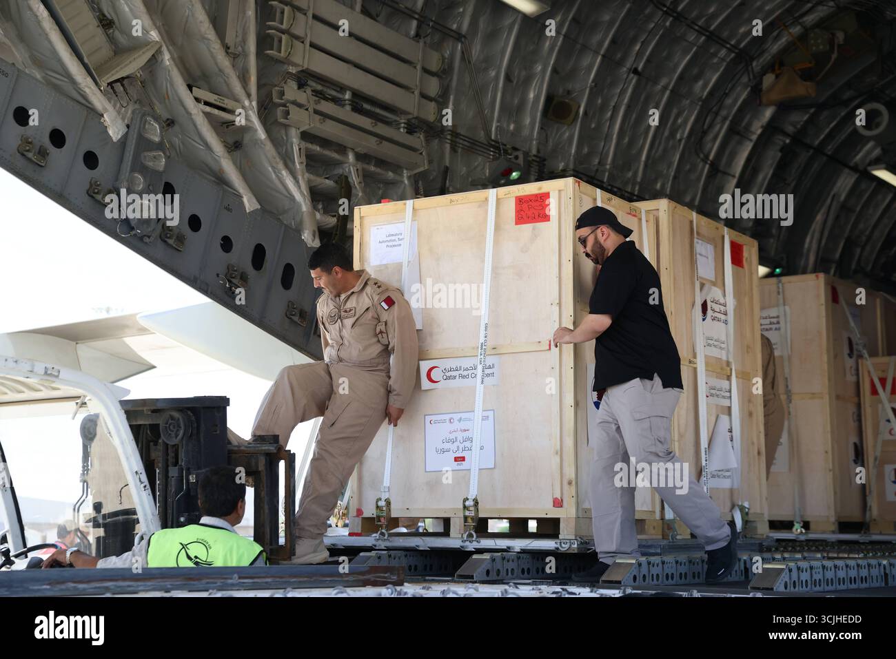 Qatari Air Force personnel unload humanitarian aid shipment at Damascus ...