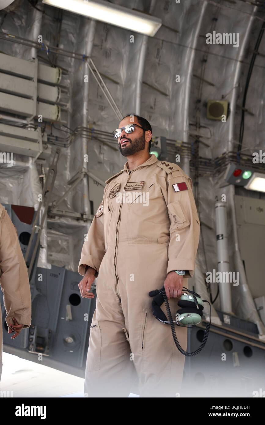 Qatari Air Force personnel unload humanitarian aid shipment at Damascus ...