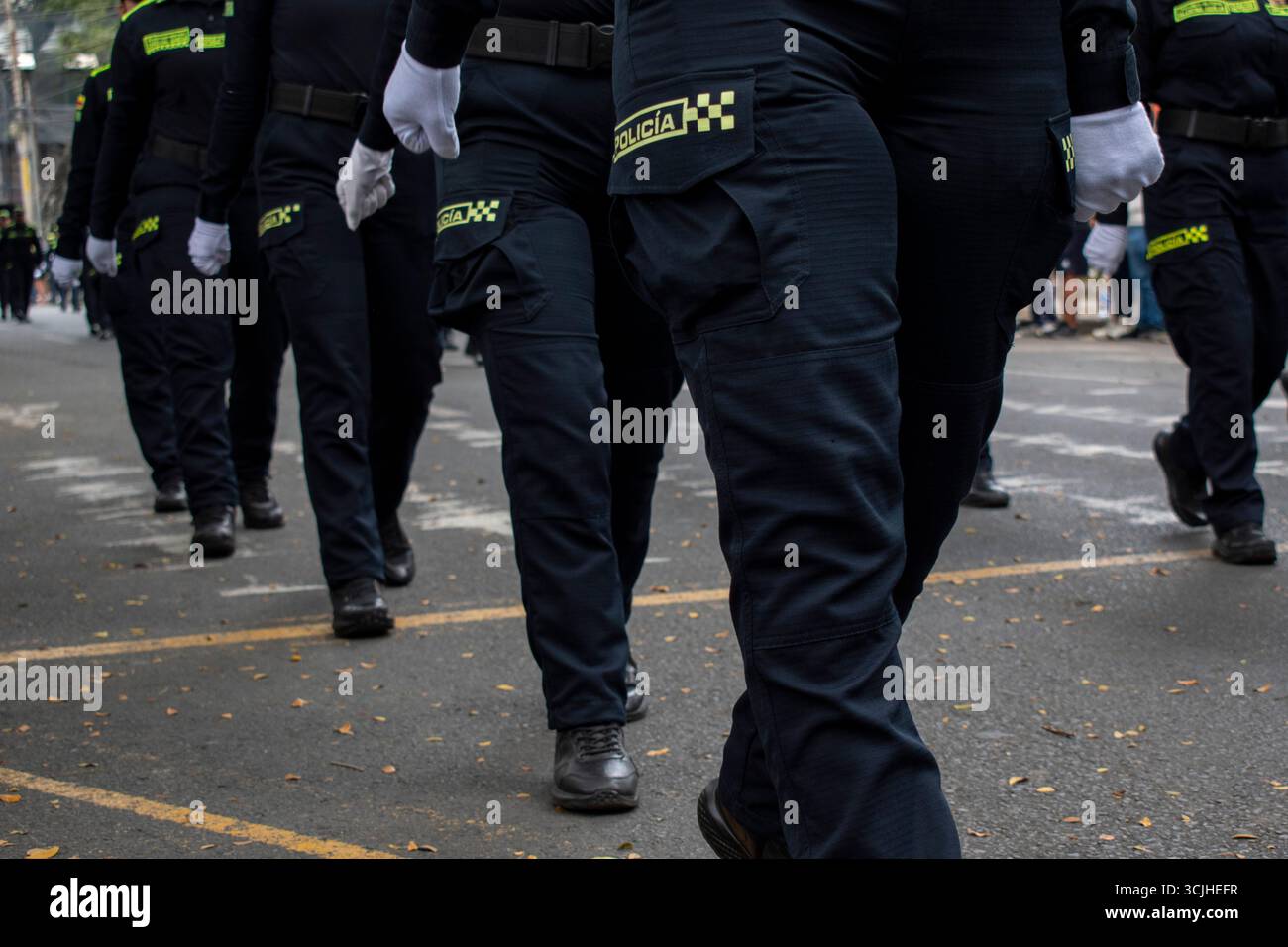 Colombian soldiers marching in formation hi-res stock photography and ...