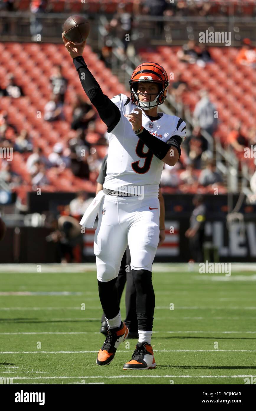 Cincinnati Bengals quarterback Joe Burrow (9) warms up prior to the ...