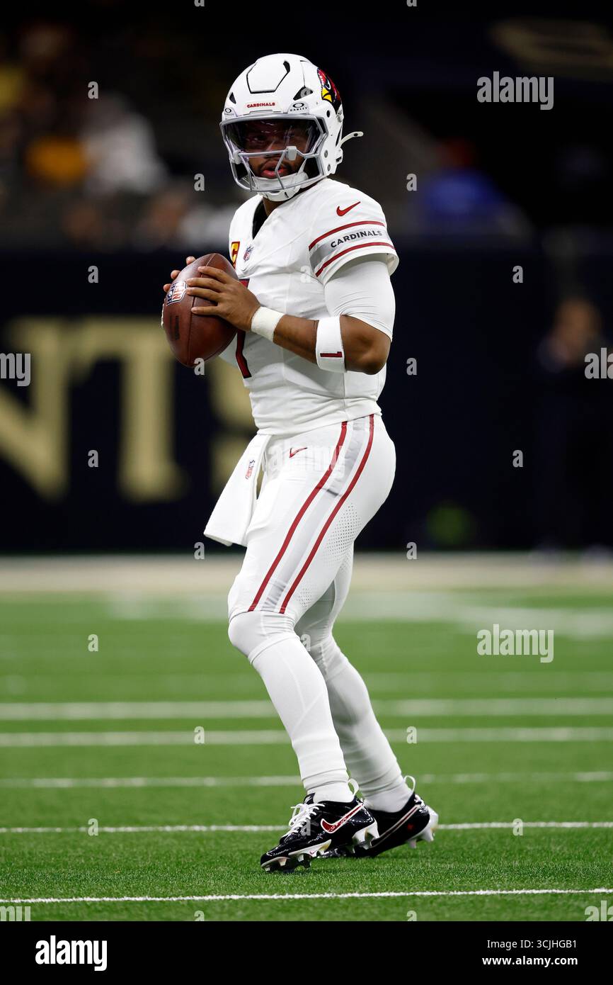 Arizona Cardinals quarterback Kyler Murray (1) warms up before during ...