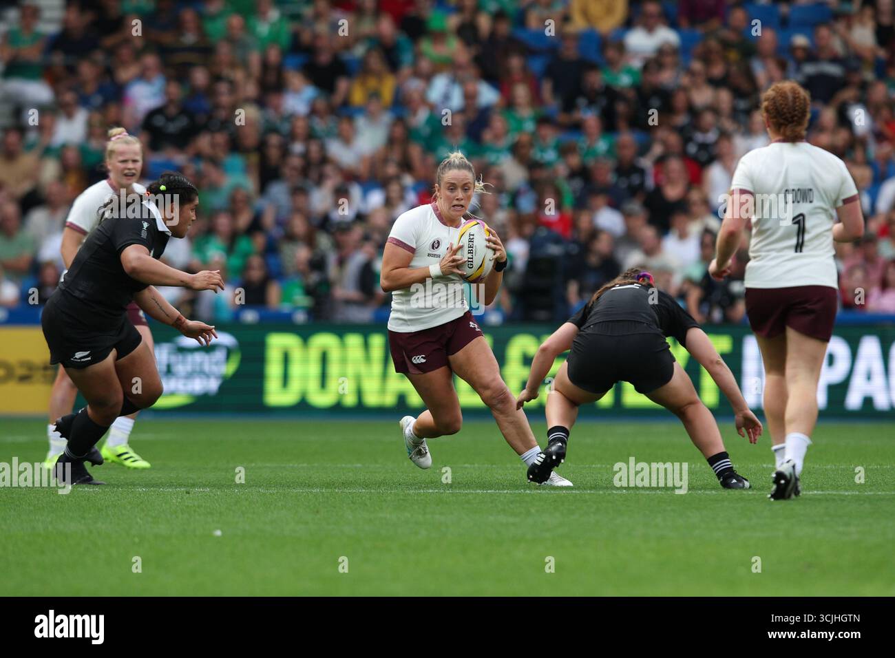 BRIGHTON, UK - 7th Sept 2025: Stacey Flood of Ireland runs with the ...