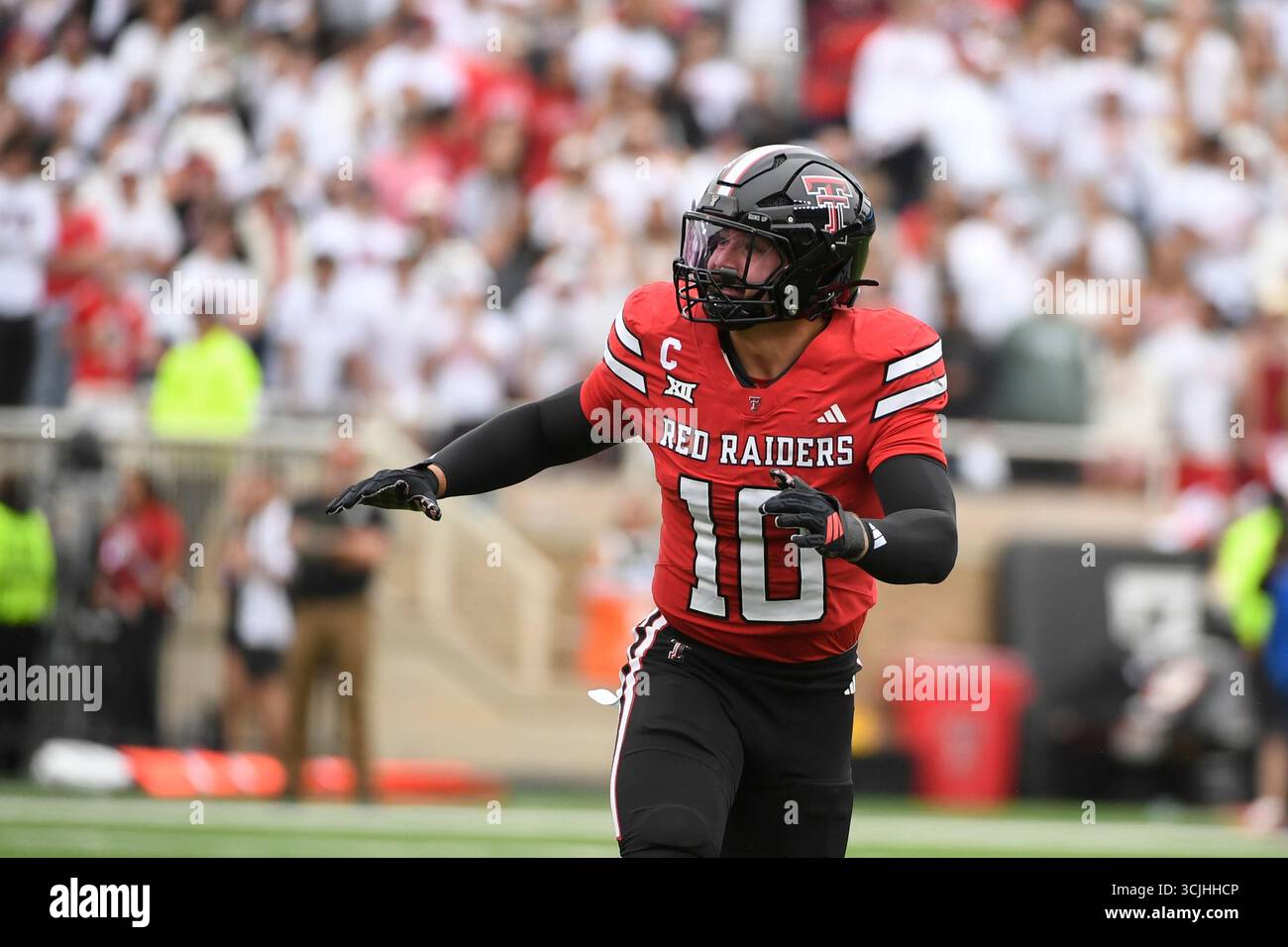 Texas Tech linebacker Jacob Rodriguez (10) reacts to the snap against ...