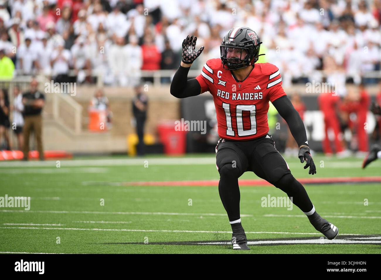 Texas Tech linebacker Jacob Rodriguez (10) reacts to the snap against ...