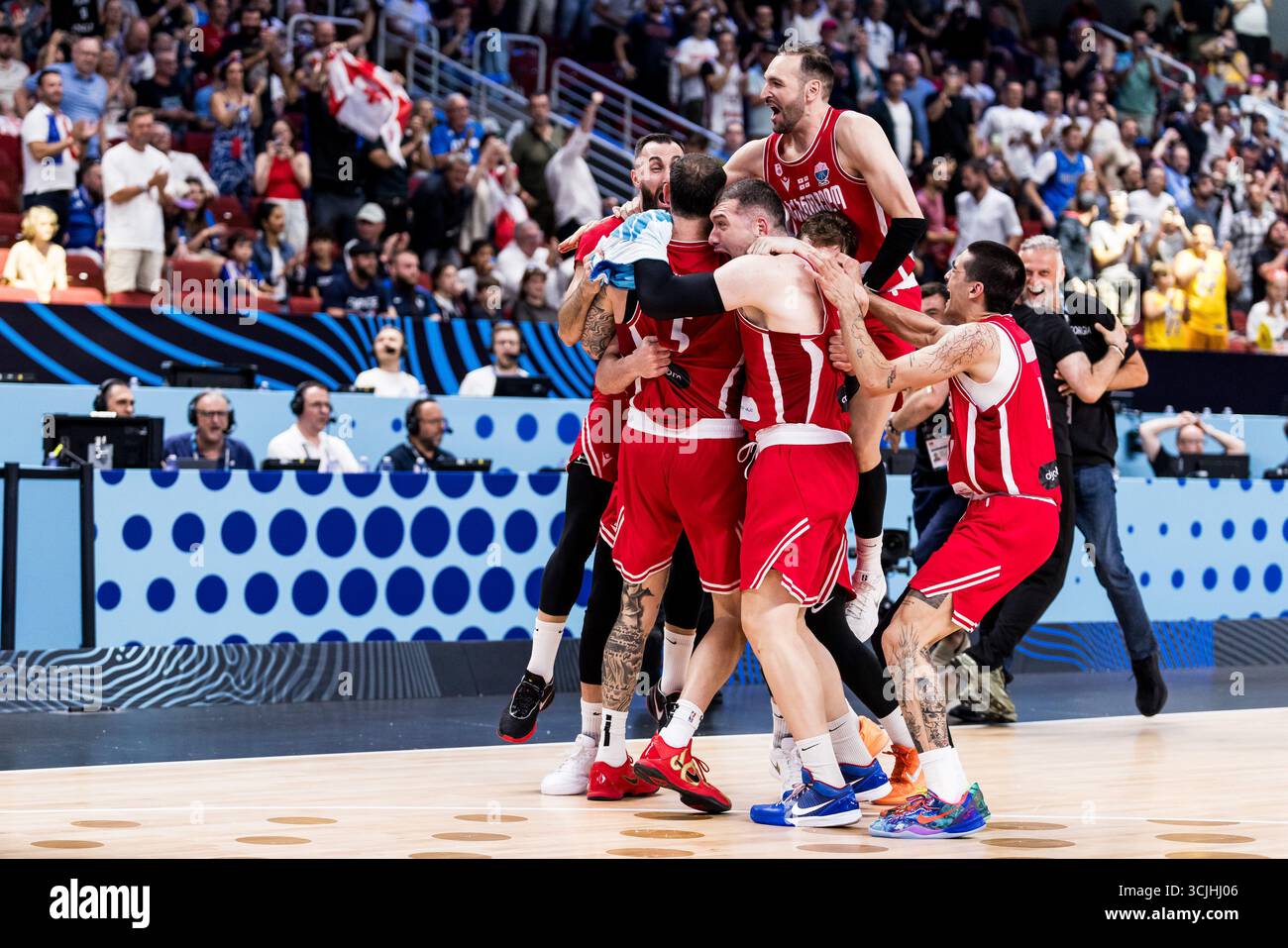 Jubel bei den Georgiern nach Abpfiff und Sieg FIBA EuroBasket 2025 ...