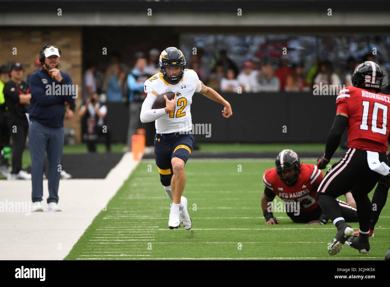 Kent State quarterback Dru DeShields (12) runs the ball against Texas ...