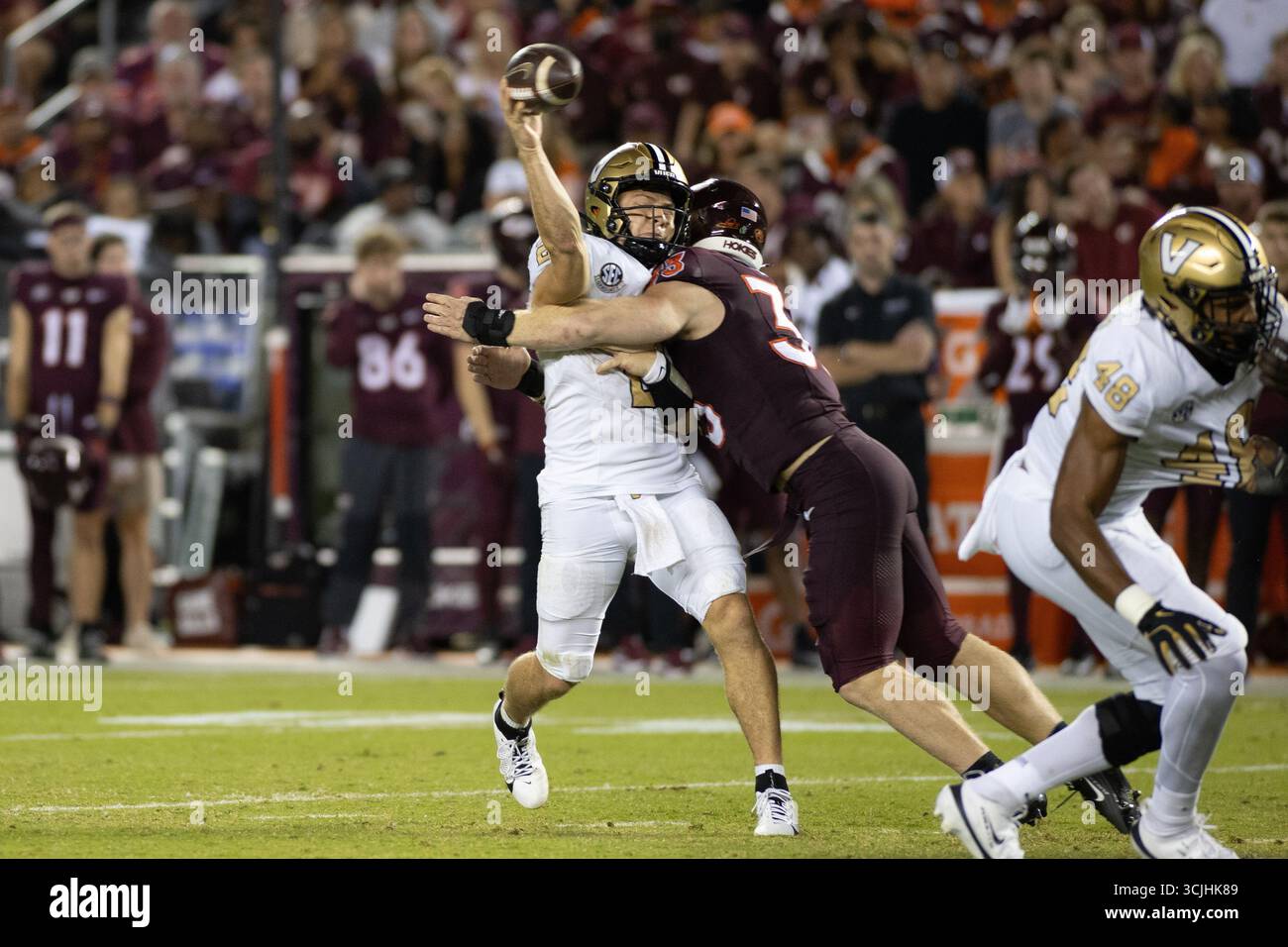 Vanderbilt quarterback diego pavia 2 hi-res stock photography and ...