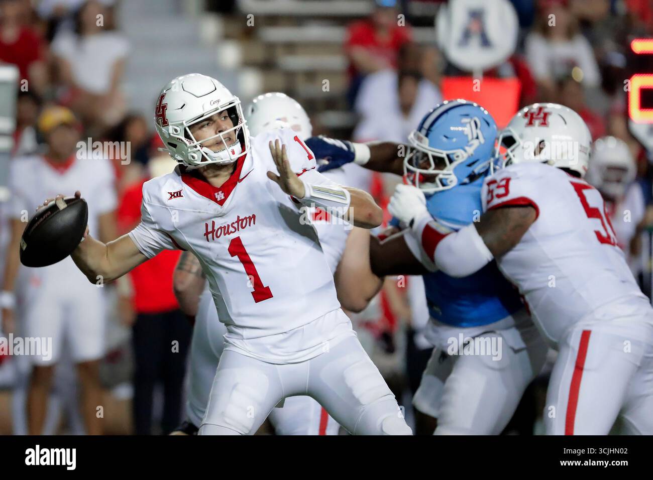 Houston quarterback Conner Weigman (1) unloads a pass against Rice ...