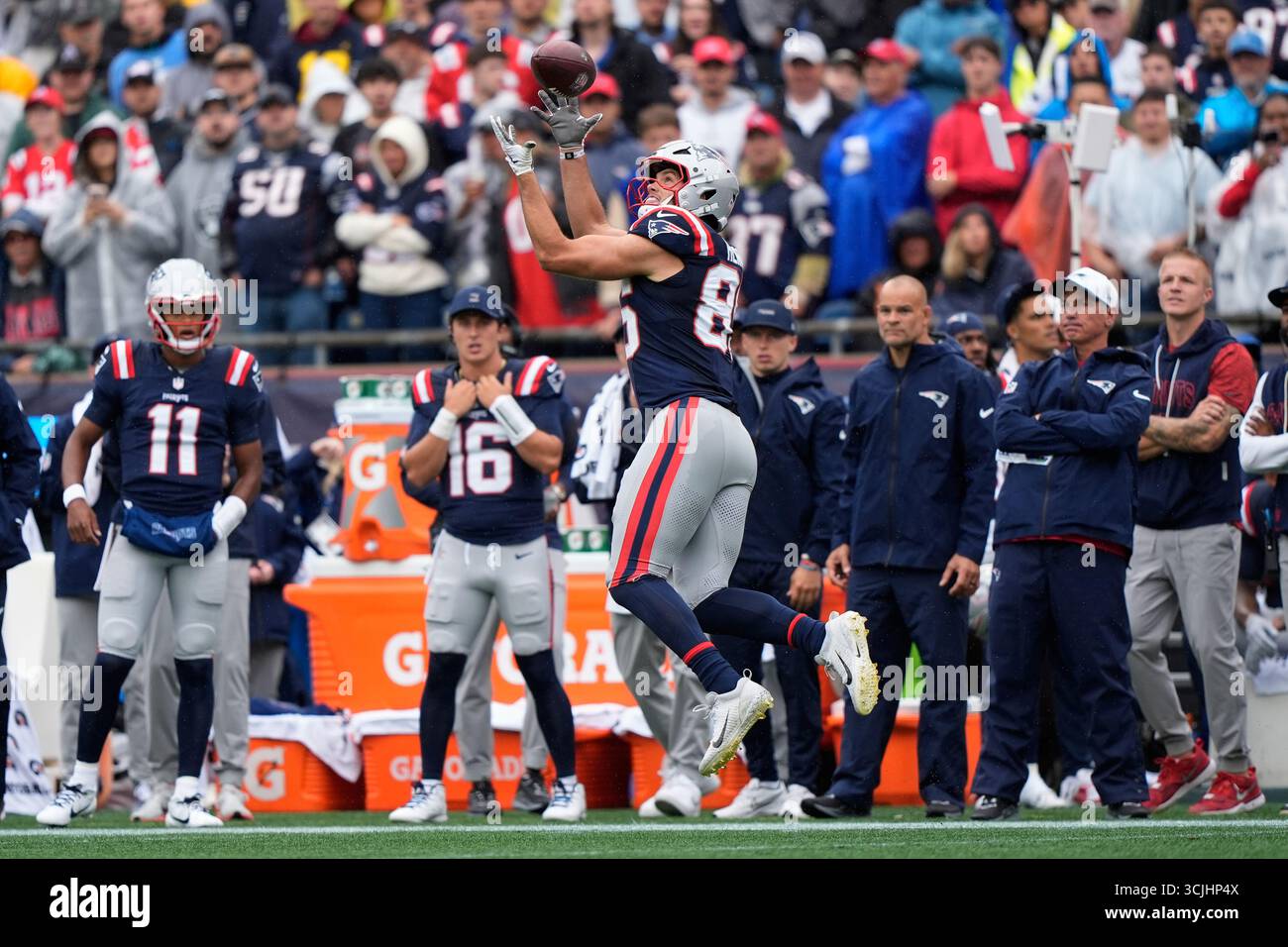 New England Patriots tight end Hunter Henry (85) makes a catch against ...