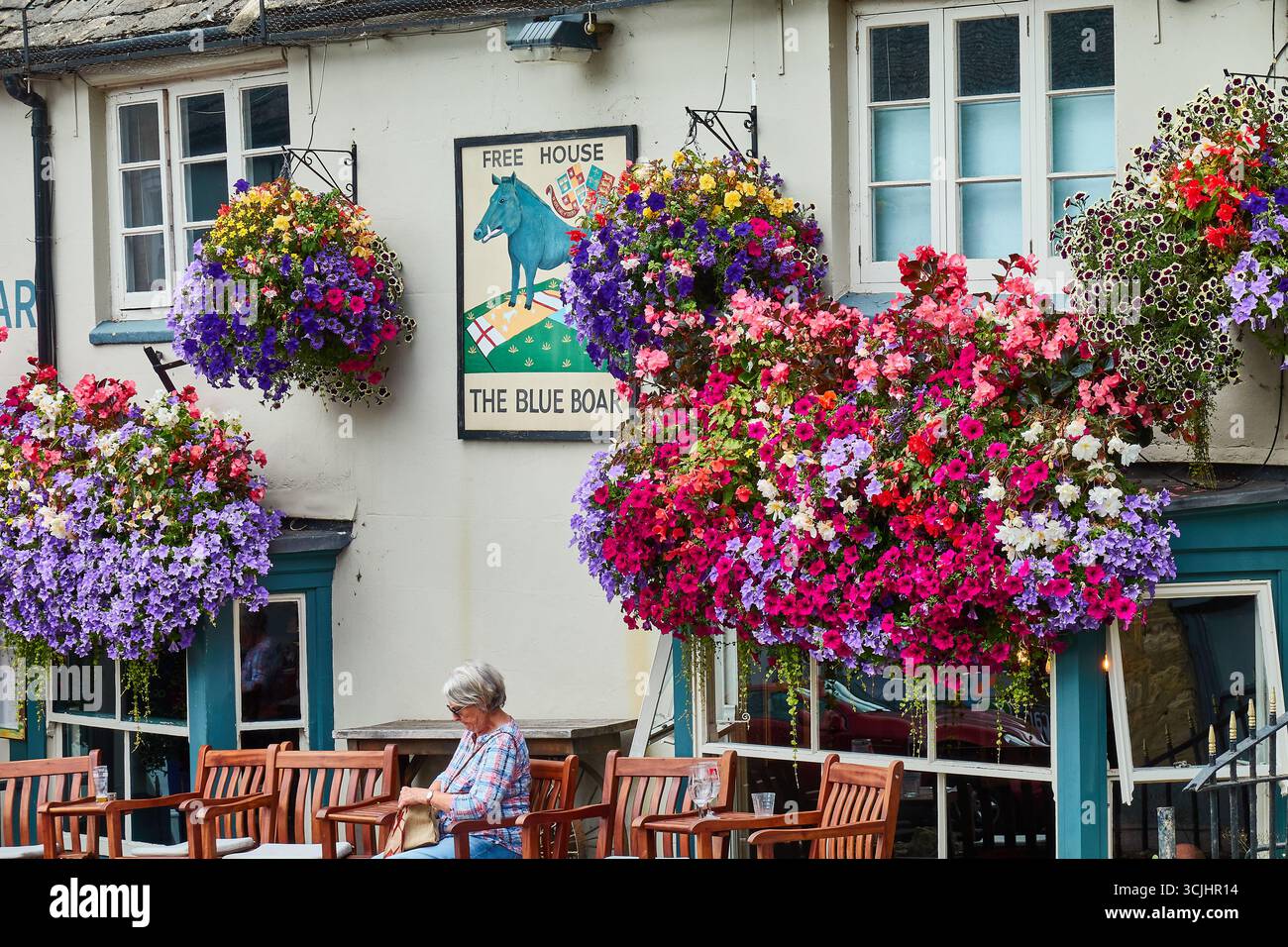 Traditional english pub flowers hi-res stock photography and images - Alamy