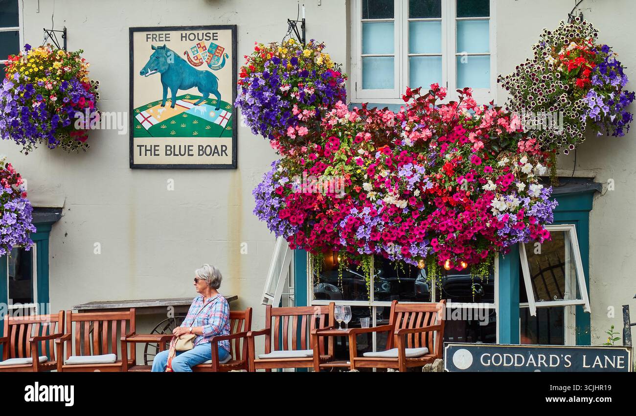 Traditional english pub flowers hi-res stock photography and images - Alamy
