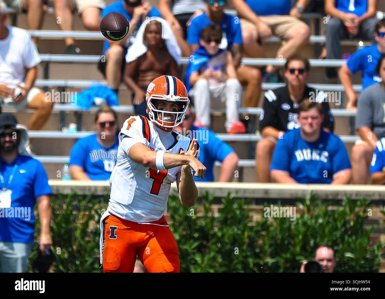 September 6,2025: Illinois quarterback Luke Altmyer (9) passes ball ...