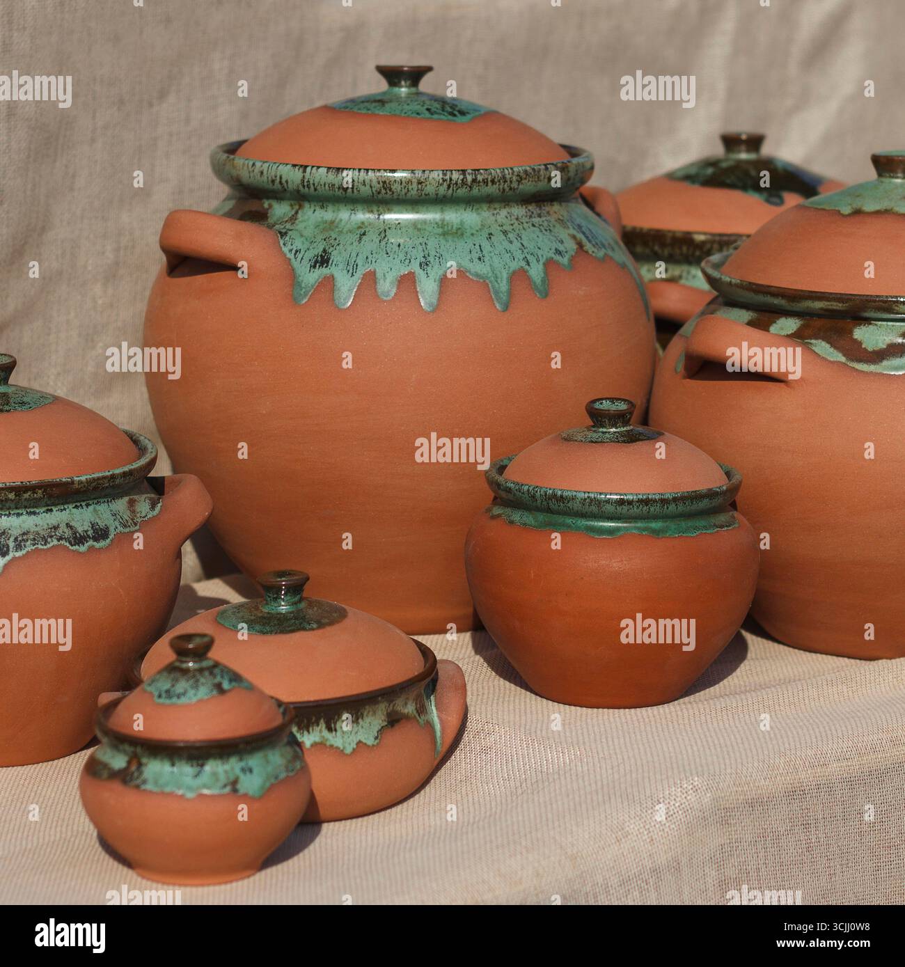 Clay cooking pots hi-res stock photography and images - Alamy
