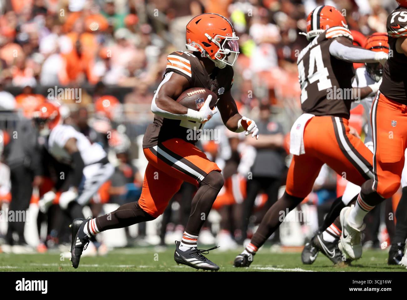 Cleveland Browns running back Dylan Sampson (22) runs with the ball ...