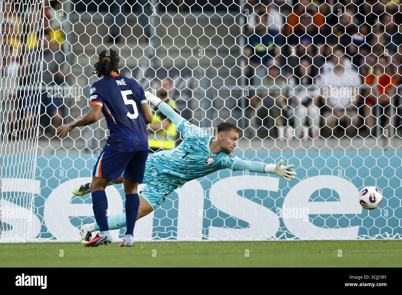 KAUNAS - (L-R) Nathan Ake of the Netherlands, goalkeeper Bart ...