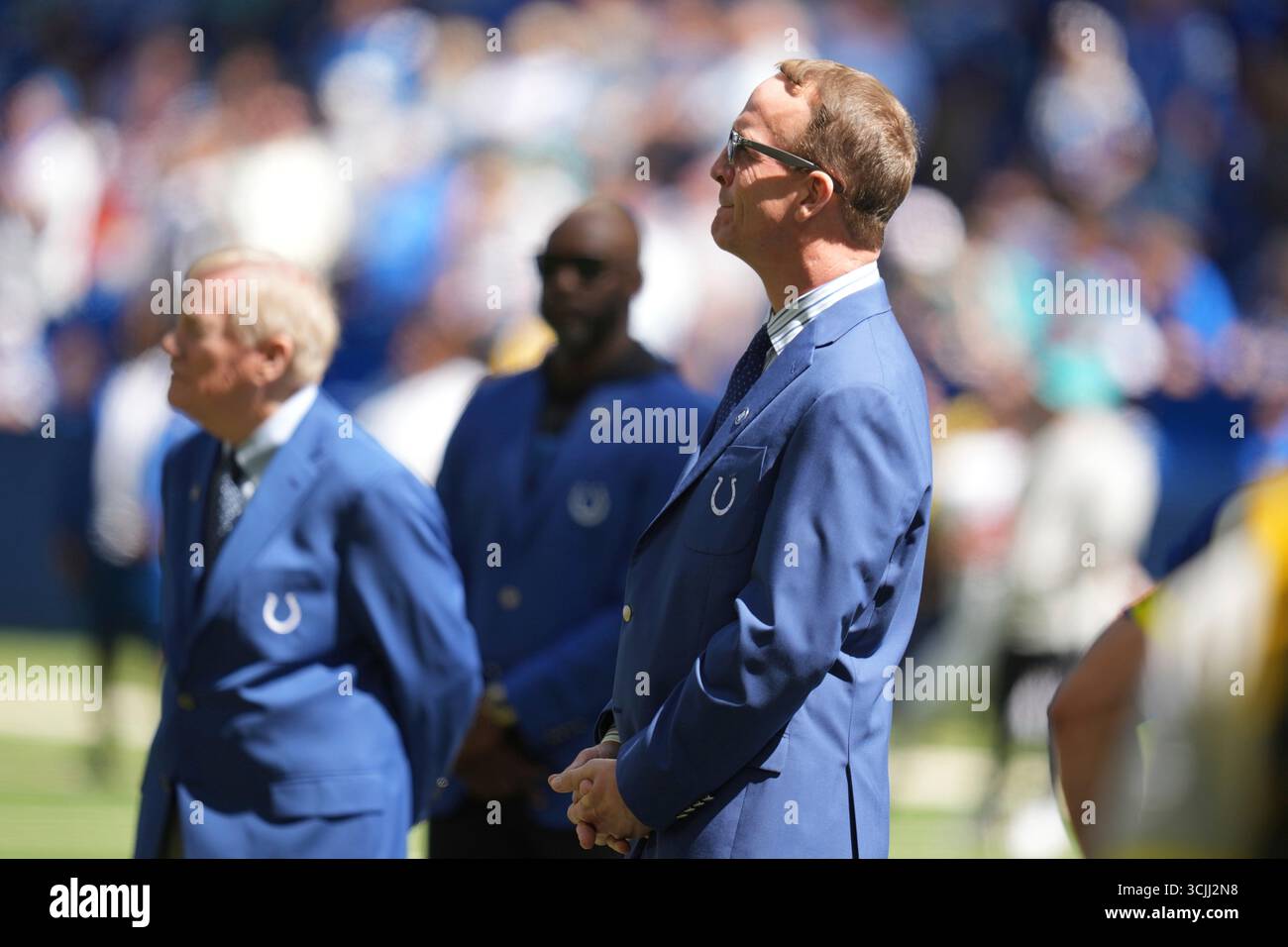 Former Indianapolis Colts' Peyton Manning watches speakers at halftime ...