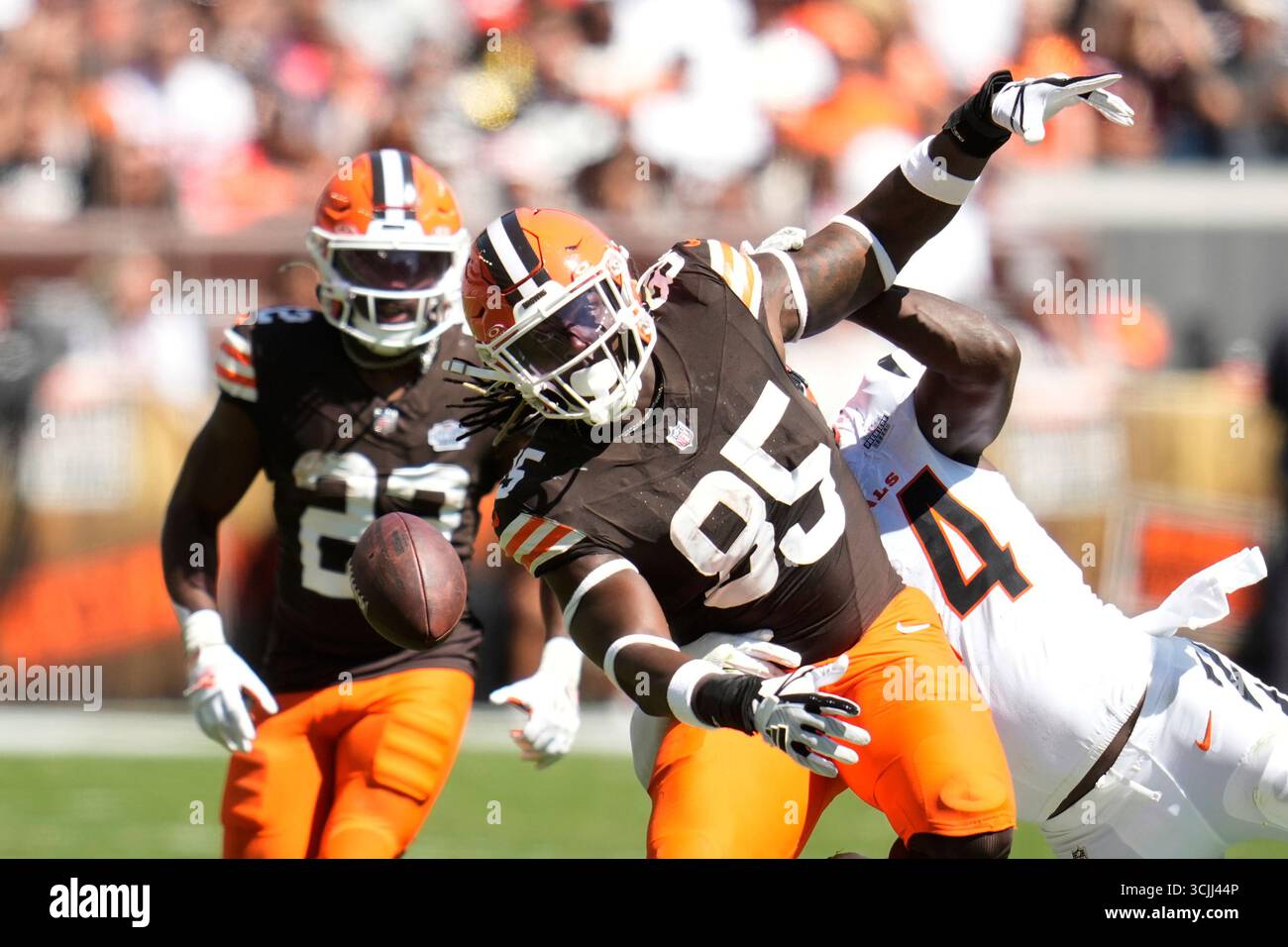 Cleveland Browns tight end David Njoku (85) misses on a catch attempt ...