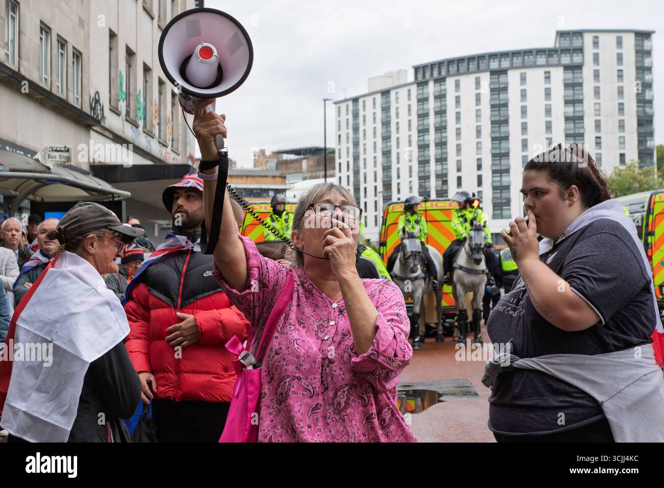 Bristol, UK. 7th Sep, 2025. 'Stop the boats' protesters are pictured as ...