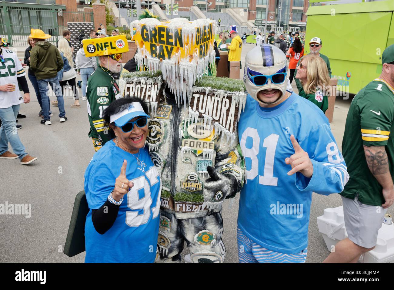 Green Bay Packers fan Steve Tate, center, poses with Detroit Lions fans ...