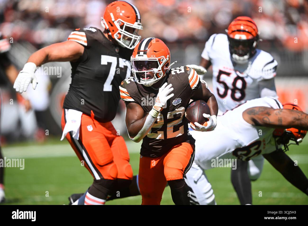 Cleveland Browns running back Dylan Sampson (22) runs against the ...