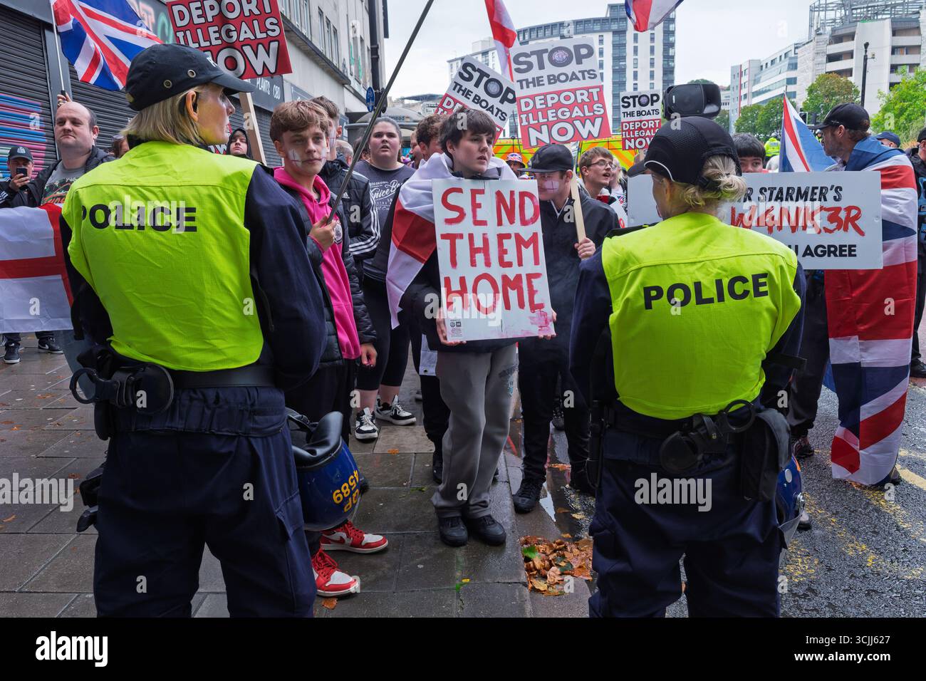 Bristol, UK. 7th Sep, 2025. 'Stop the boats' protesters are pictured as ...