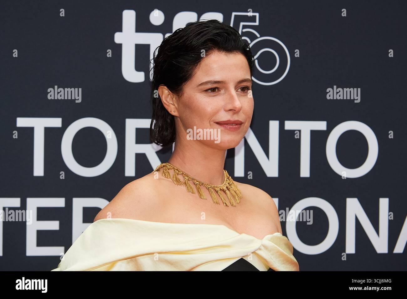actor Jessie Buckley is photographed on the red carpet for the film ...