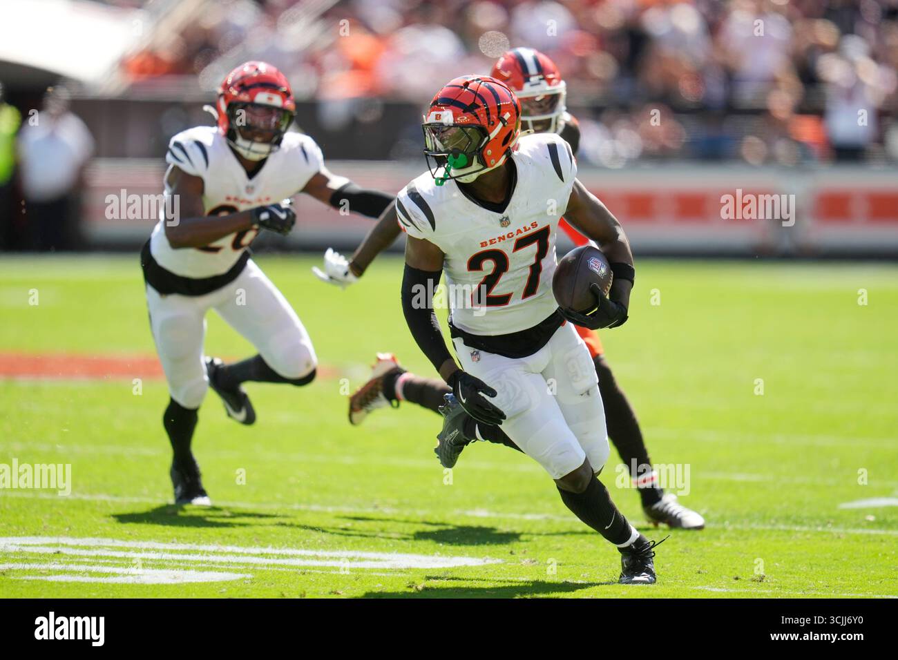 Cincinnati Bengals safety Jordan Battle (27) runs back with an ...