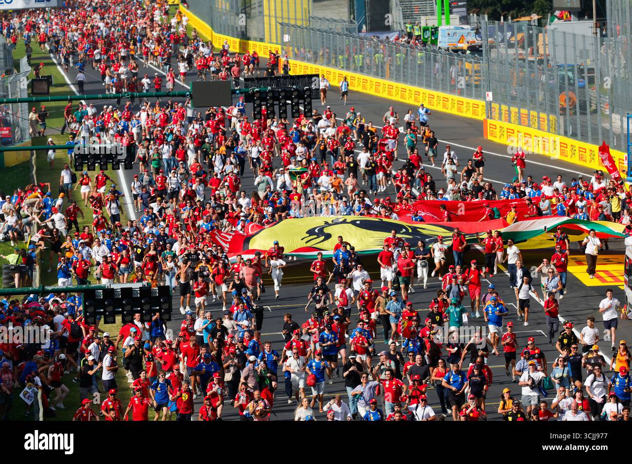 Fans during podium ceremony, F1 Grand Prix of Italy at Autodromo ...