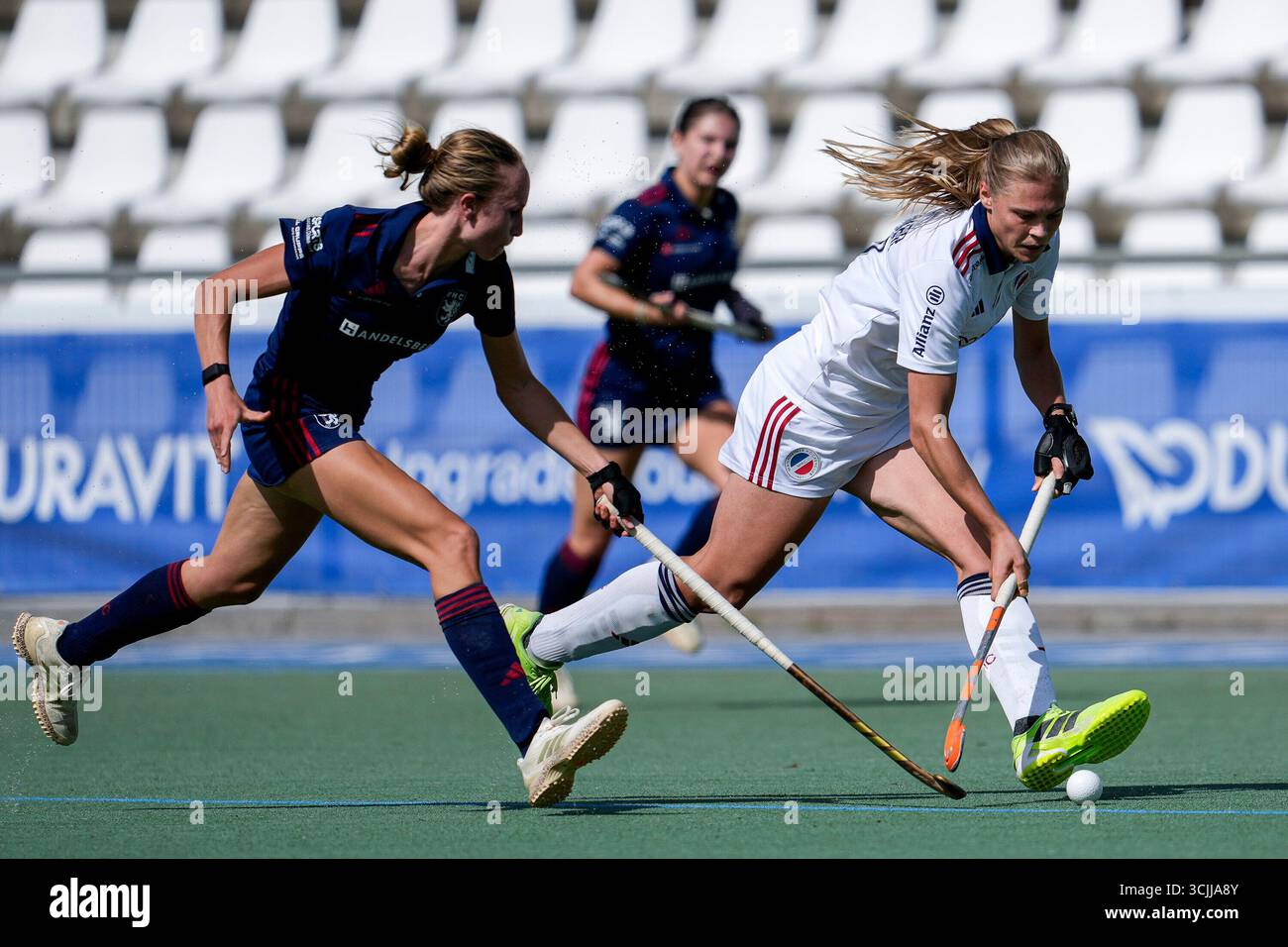 v.li.: Lisa Nolte (DHC, 17), Ines Wanner (MHC, 12), am Ball ...