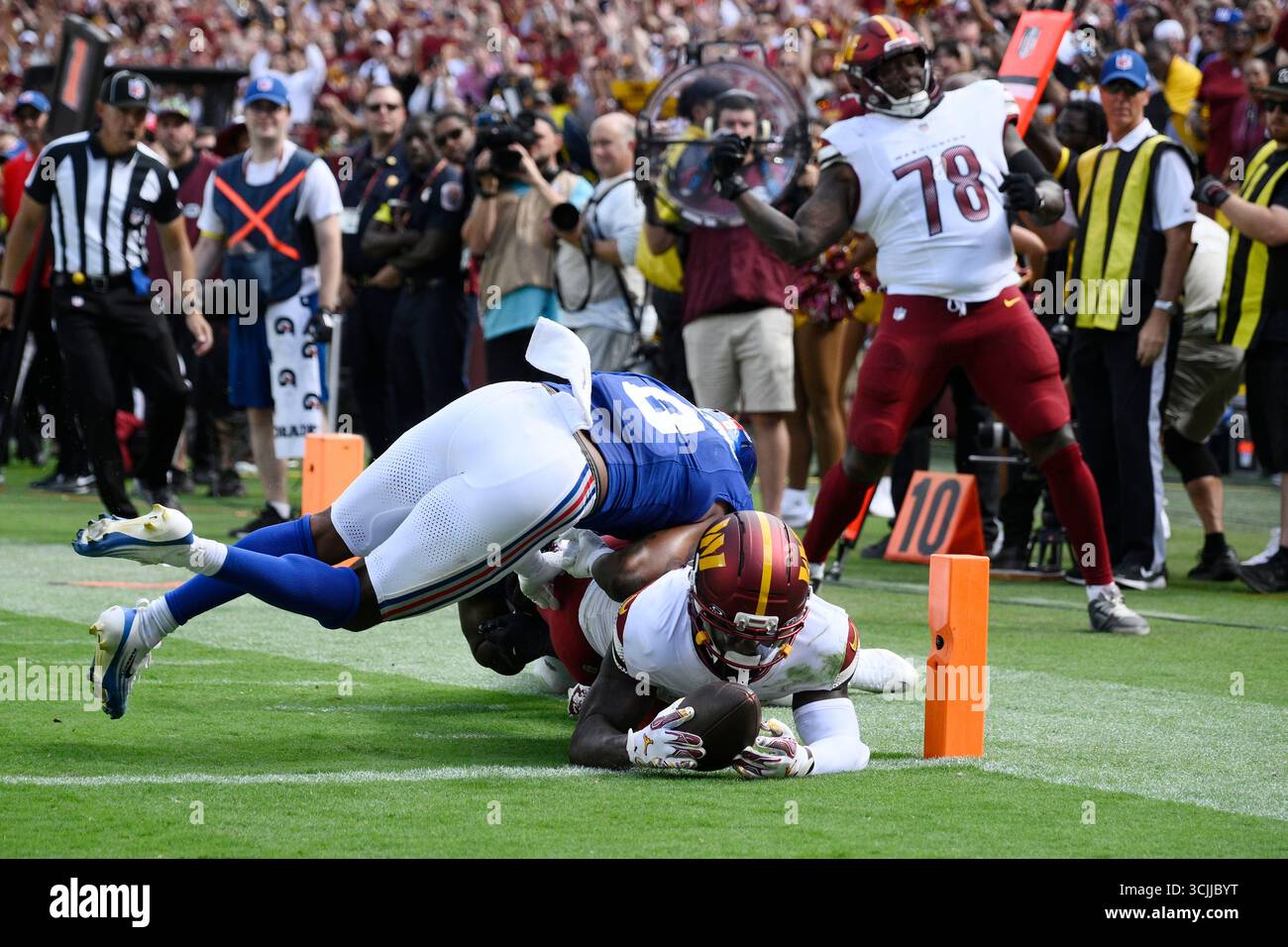 Washington Commanders wide receiver Deebo Samuel (1) diving in to score ...