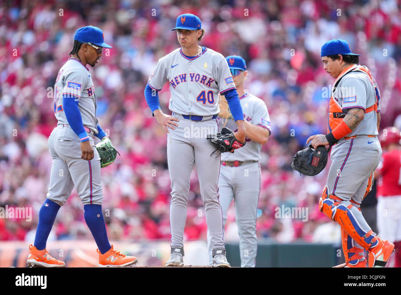 New York Mets pitcher Brandon Sproat (40) huddles with teammates at the ...