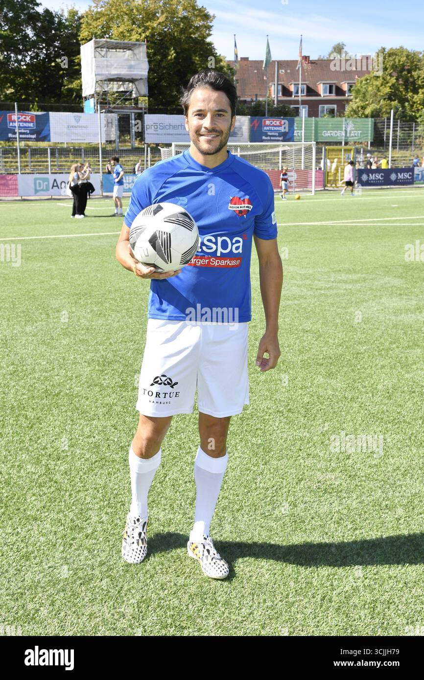 Kostja Ullmann beim Kicken mit Herz im STADION HOHELUFT in Hamburg am 07.09.2025 *** Kostja ...