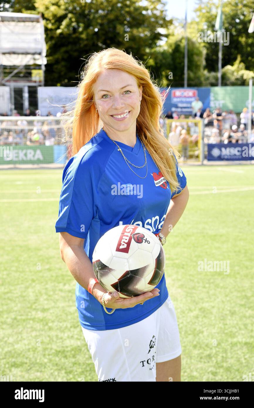 Esther Roling beim Kicken mit Herz im STADION HOHELUFT in Hamburg am 07 ...