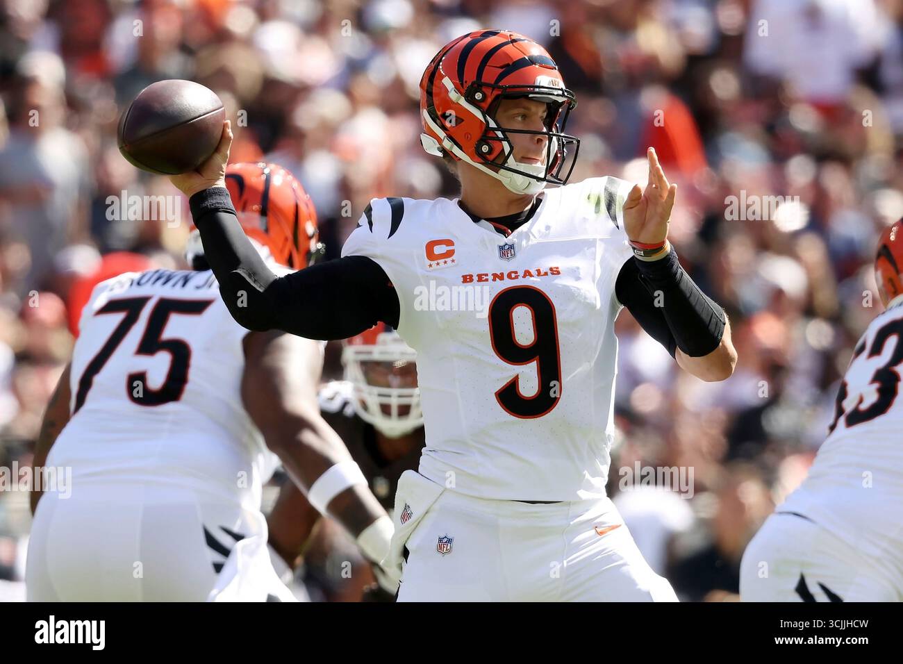 Cincinnati Bengals quarterback Joe Burrow (9) throws the ball during an ...