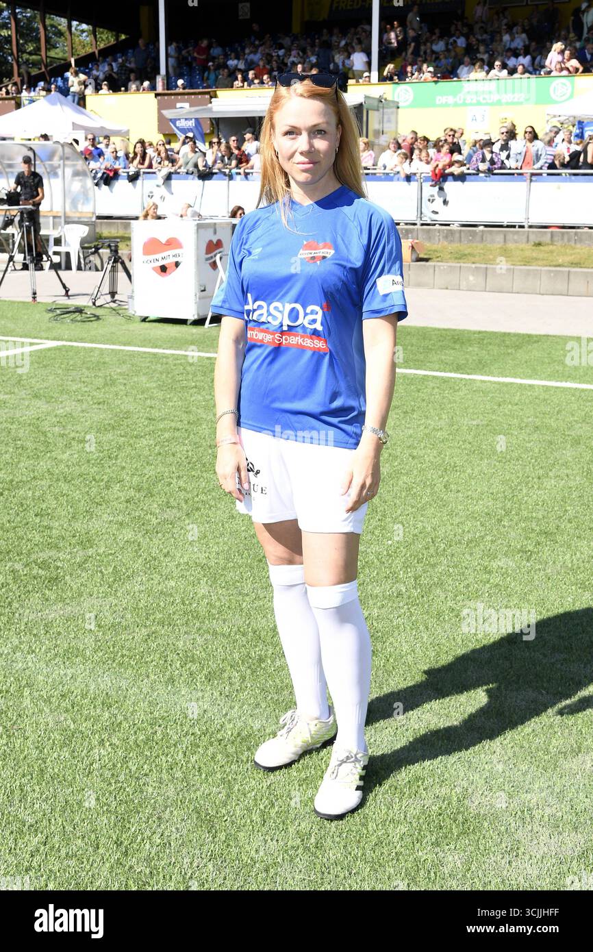 Esther Roling beim Kicken mit Herz im STADION HOHELUFT in Hamburg am 07 ...