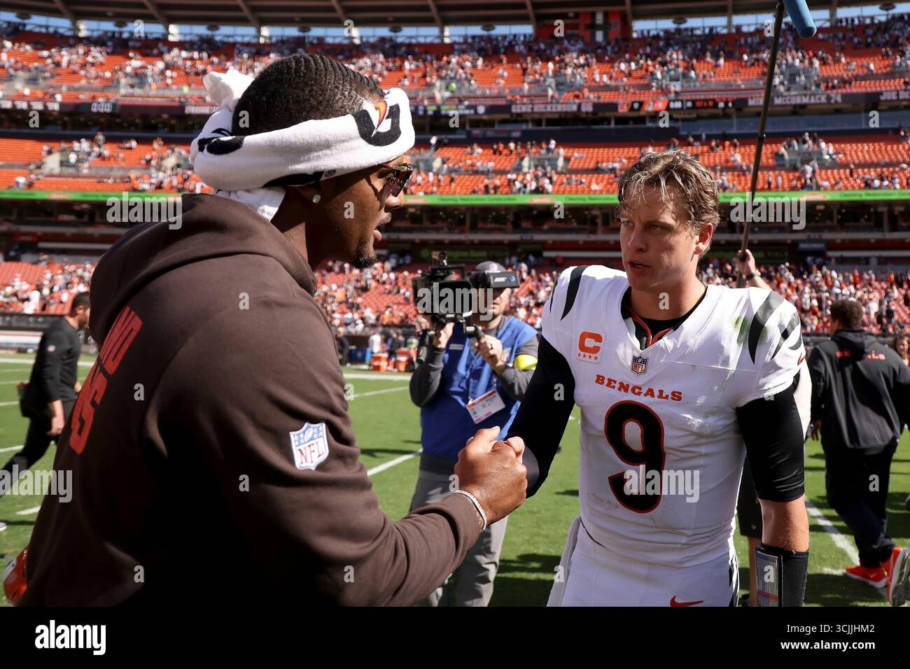 Cleveland Browns quarterback Deshaun Watson (4) shakes hands with ...