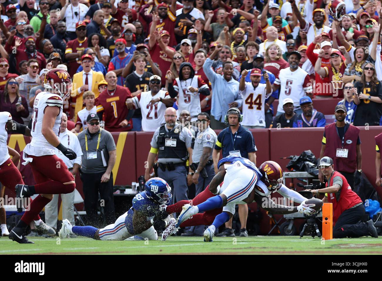 Washington Commanders wide receiver Deebo Samuel (1) dives and scores a ...