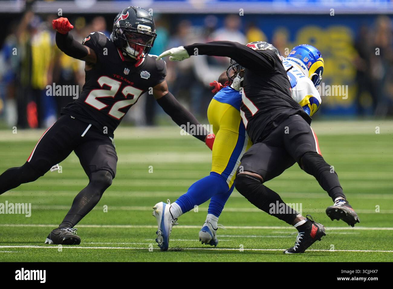 Los Angeles Rams' Xavier Smith, middle, is tackled while returning a ...