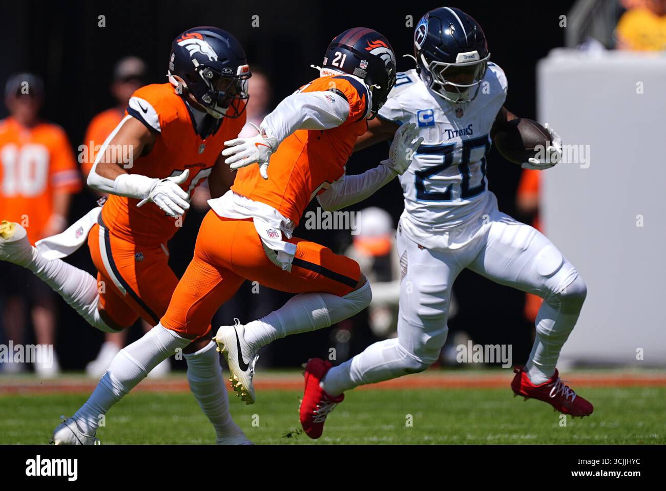 Tennessee Titans running back Tony Pollard (20) runs the ball against ...